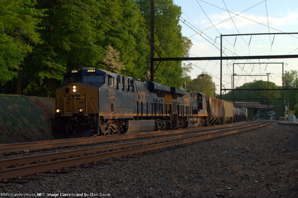 CSX ES44AH 3094 leads Q410